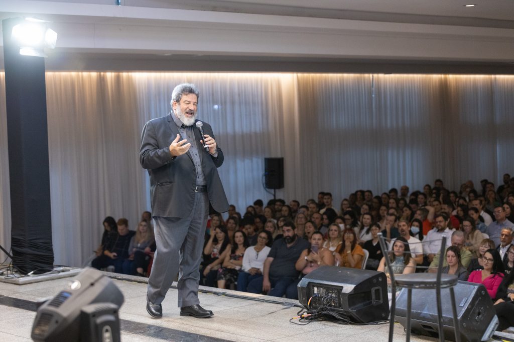 MARIO SERGIO CORTELLA REÚNE MAIS DE MIL PESSOAS EM PALESTRA REALIZADA ...